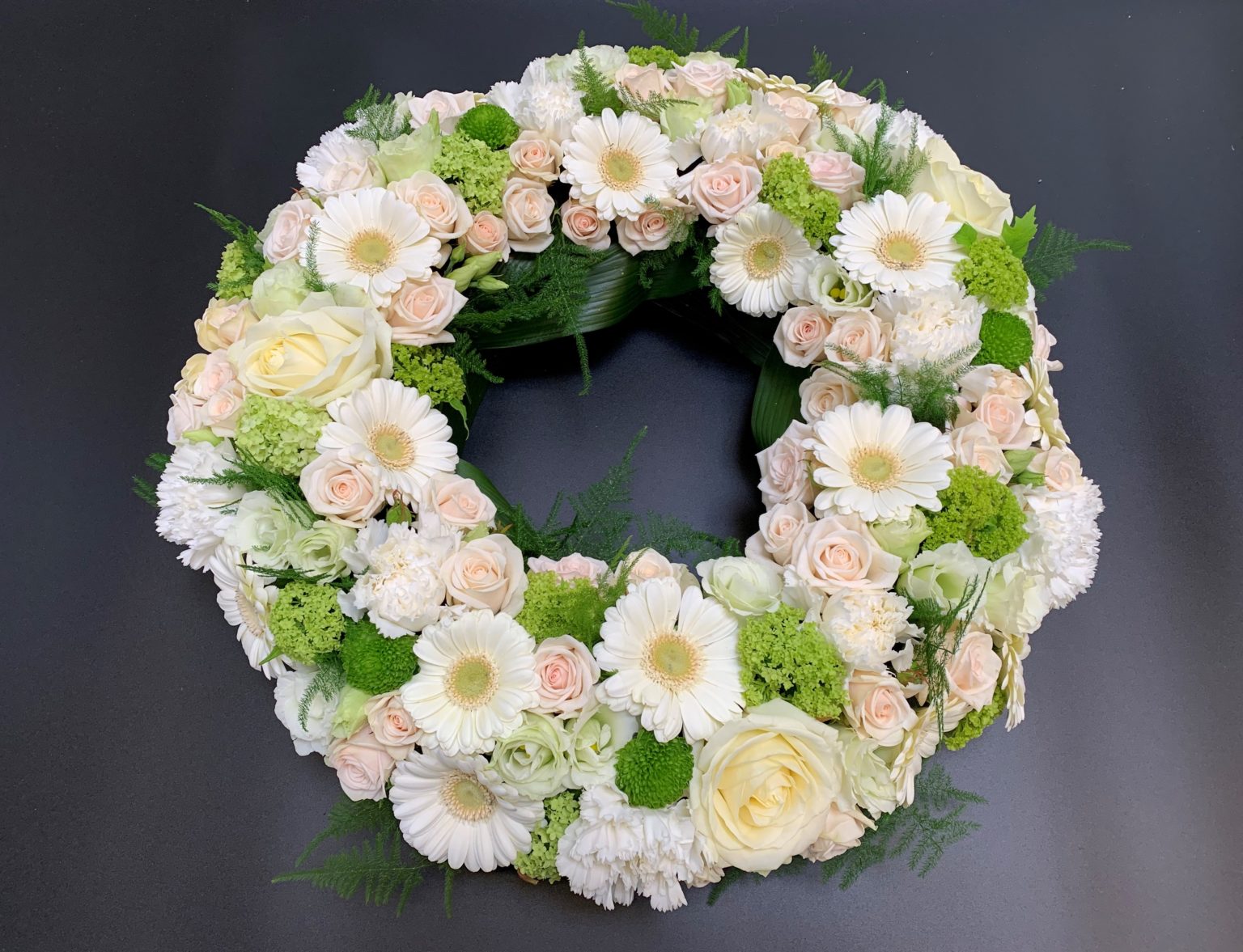 Rouwkrans Medium - wit - Bloemen Demaret by Sven